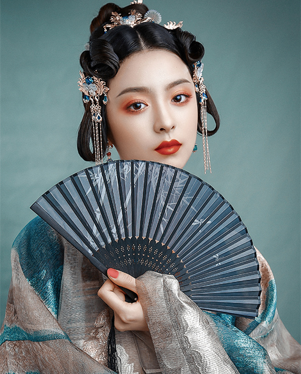 新手小白要如何开始学习化妆？化妆师的前景如何？